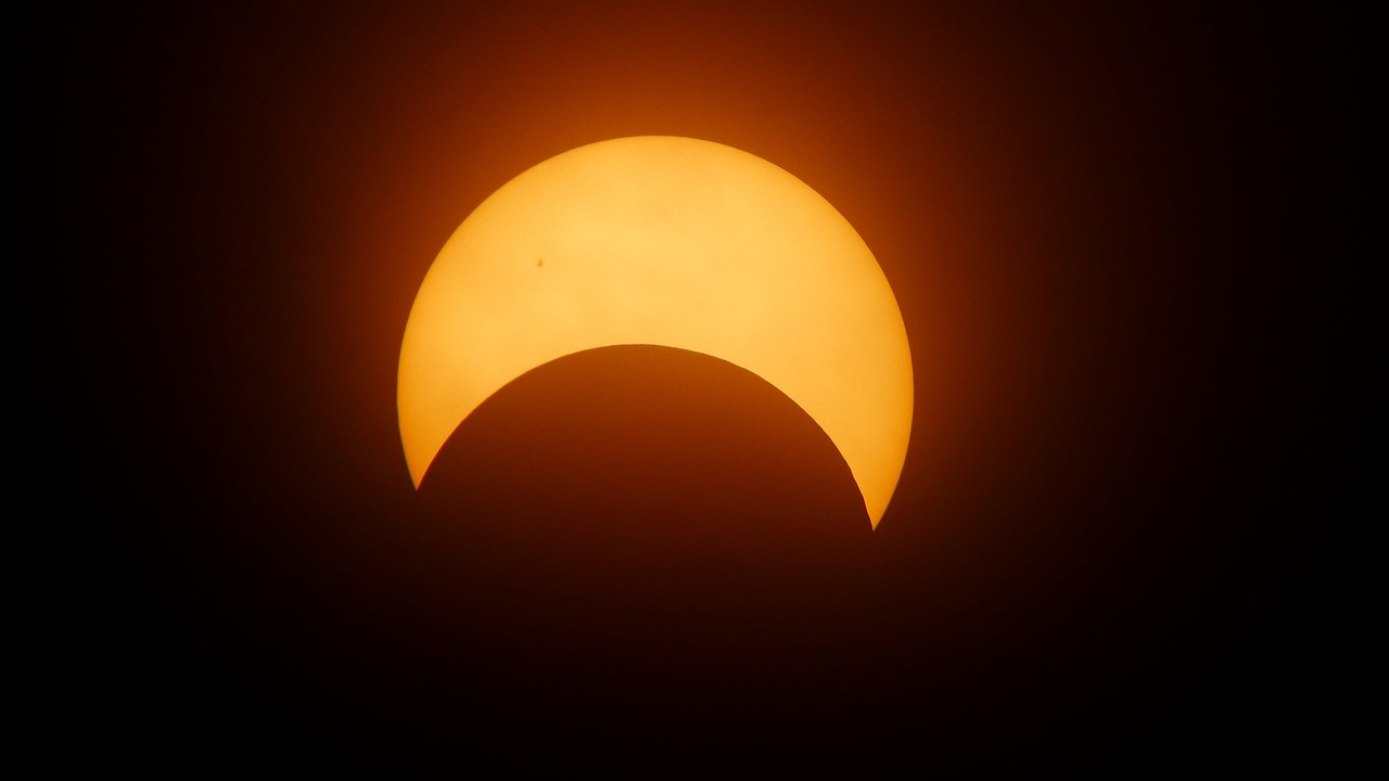 Eclipse total de sol (8 de abril): dónde y cómo verlo según los expertos